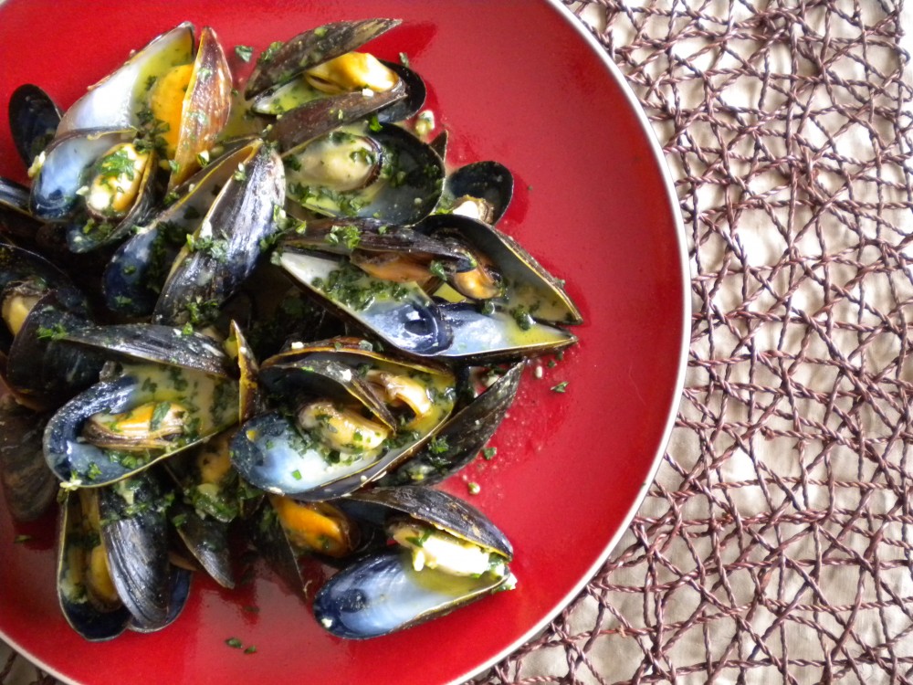 A Big Bowl of Garlicky Mussels with Curry Cream — Three Many Cooks